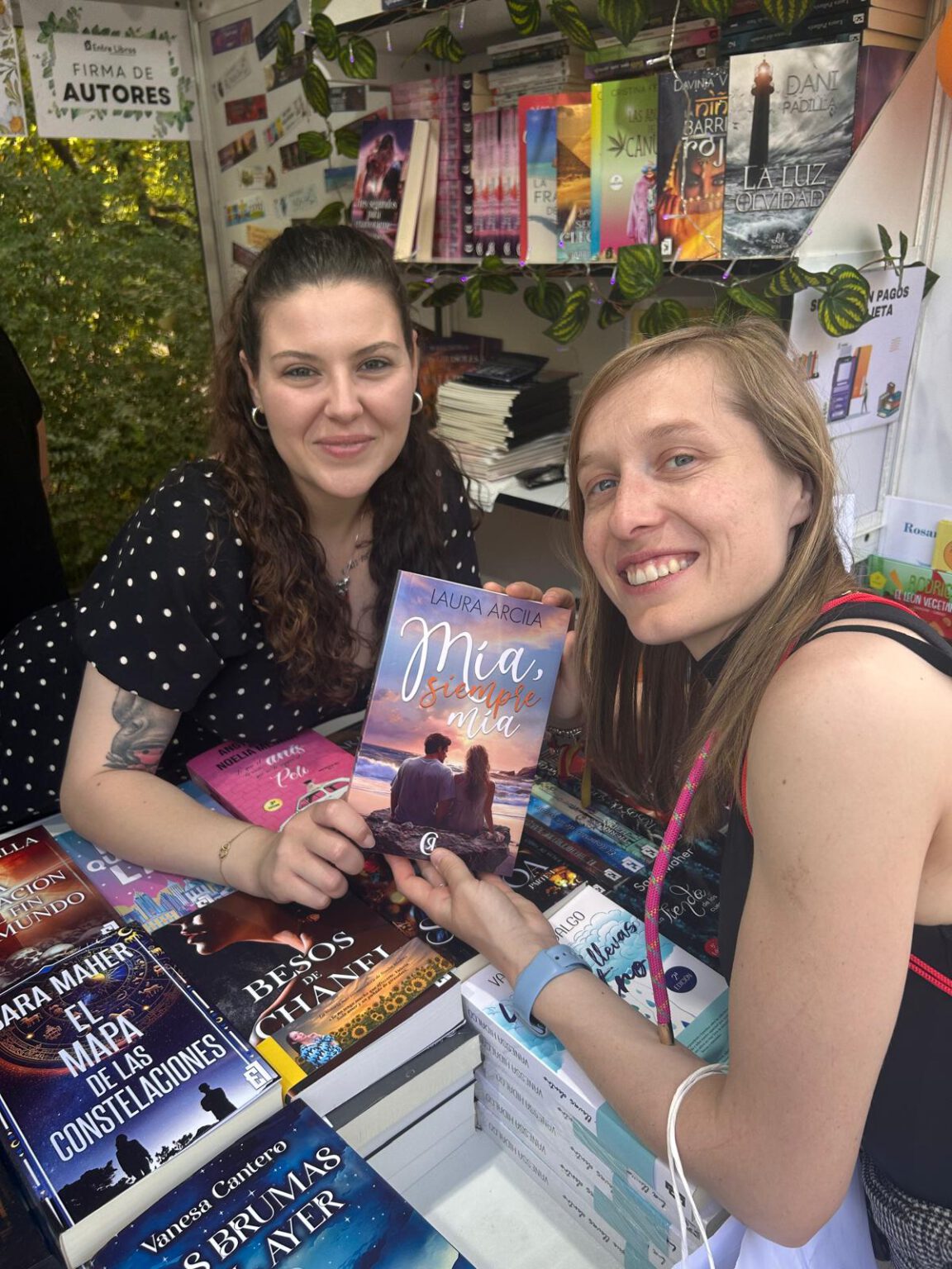 La portuense Laura Arcila agota ejemplares de su novela en la Feria del ...